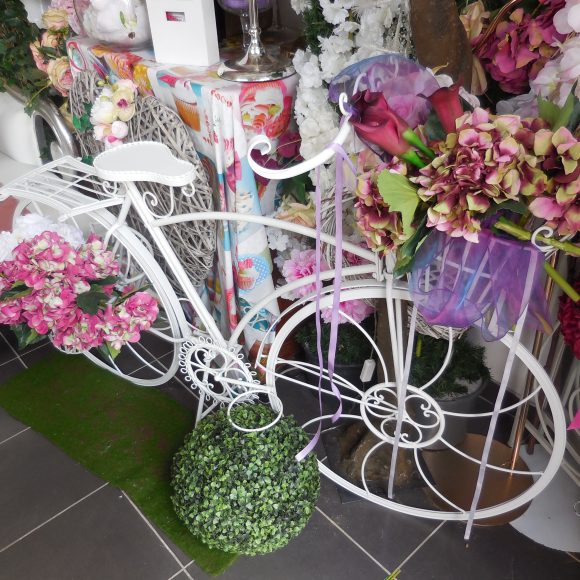 Velo blanc fleuri* Deco mariage champêtre - Location velo blanc deco ...
